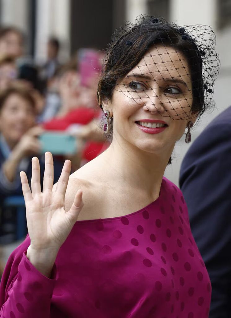 Los 16 tocados más bonitos de las invitadas de 2024: plumas, rafia ...