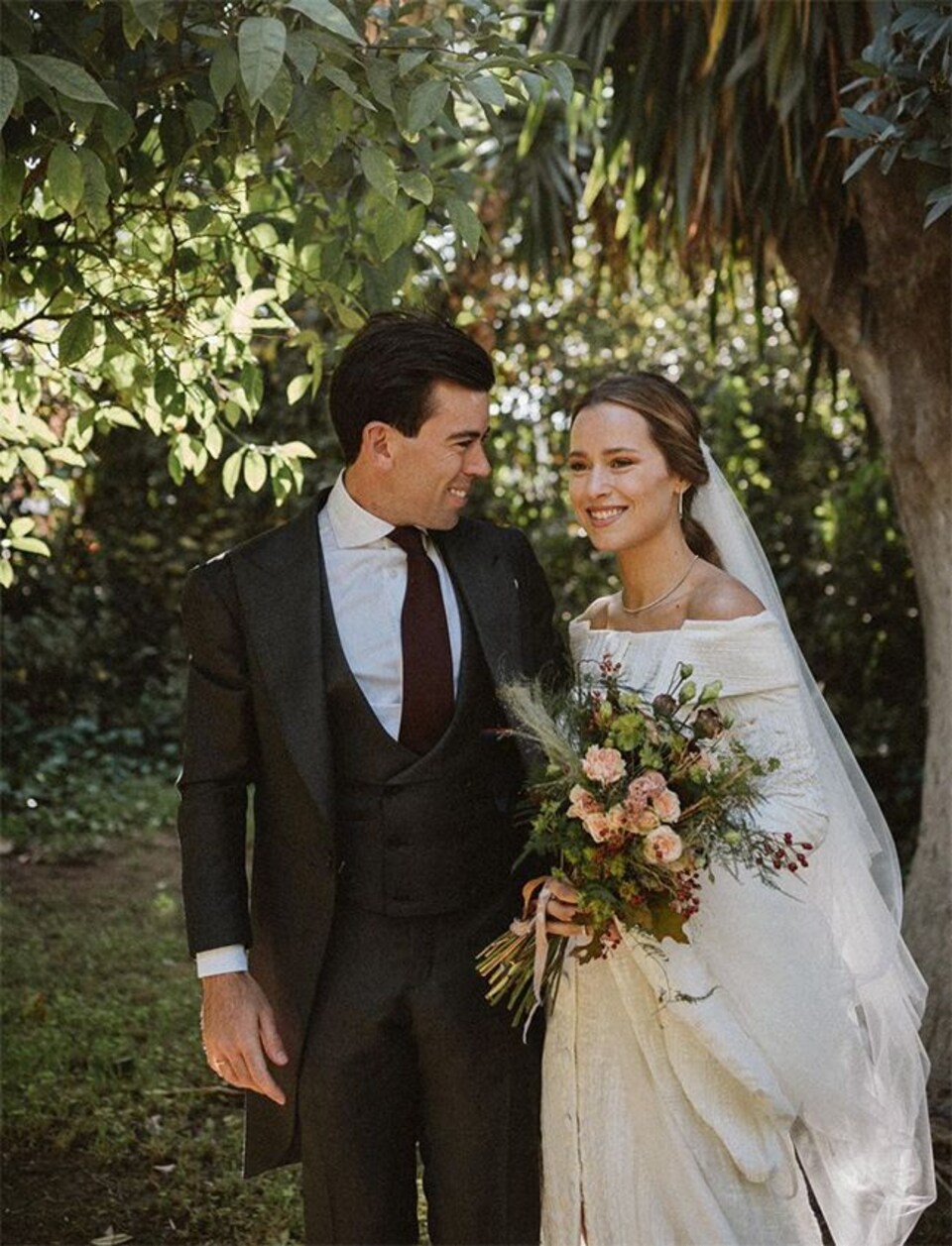 Novias virales con velo sencillo: el look que nunca falla