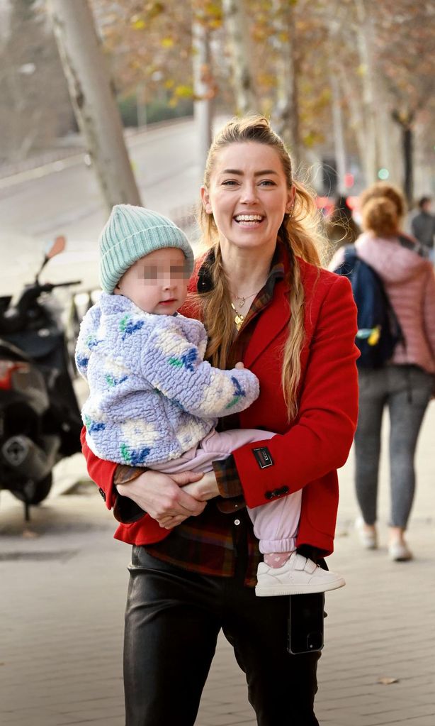 Amber Heard y su hija, Oonagh Paige, cada vez más integradas en España