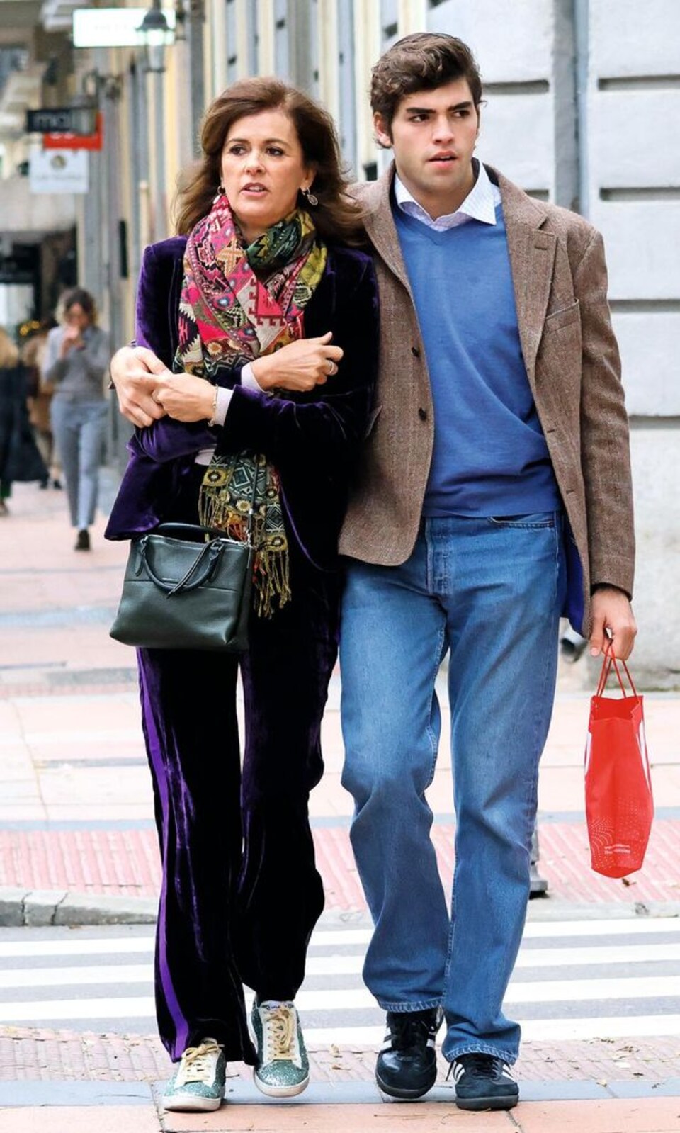 Nuria March presume de hijo en su paseo por Madrid