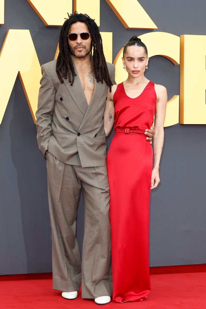 Las imágenes de Zoë Kravitz con su padre y su prometido en el estreno ...