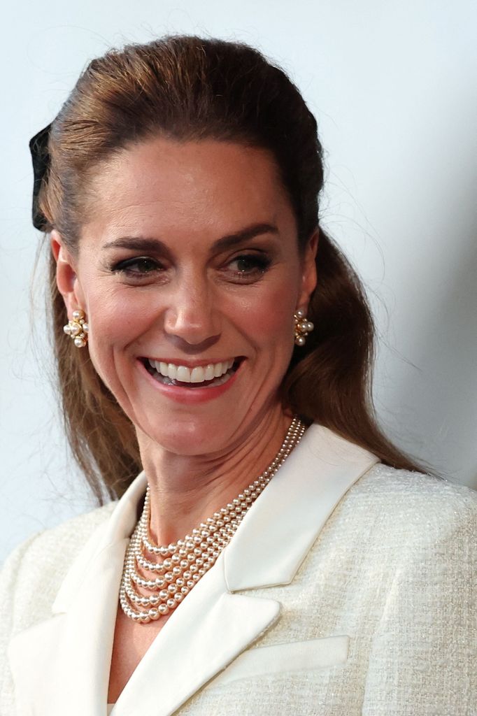 Lazo XXL, perlas… Kate Middleton rescata su faceta más romántica en su ...