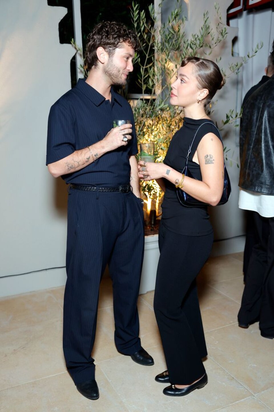 Rafferty, el hijo mayor de Jude Law, posa muy enamorado con su novia ...