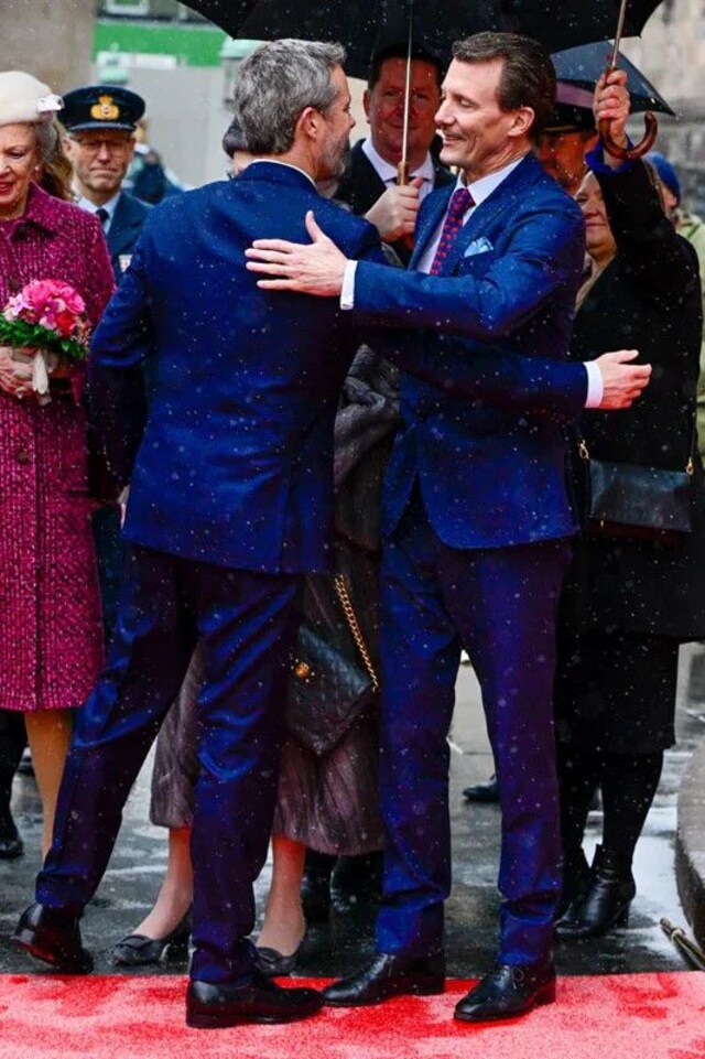 El rey Federico cuenta con el apoyo de su hermano después de la tormenta