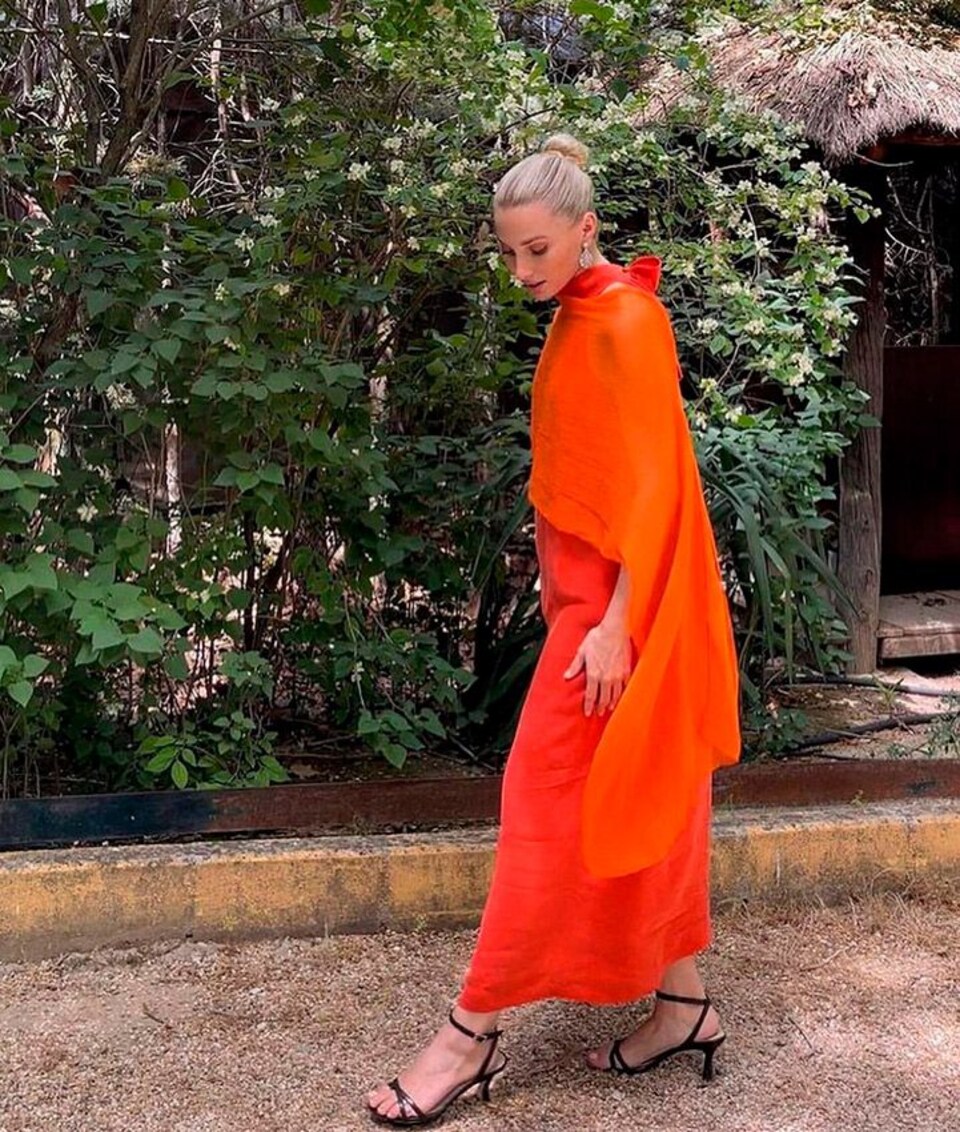 Invitadas con capa: la tendencia que triunfa en las bodas