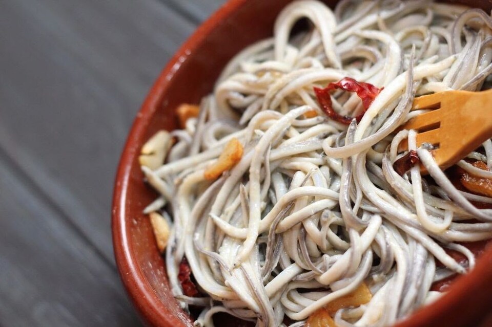 ¿Por qué las angulas son tan caras? El secreto detrás de este lujo ...