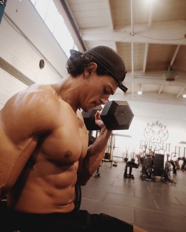 Emilio Sakraya, novio de Rosalía, favorito para protagonizar 'Alas de sangre', la nueva serie de ...