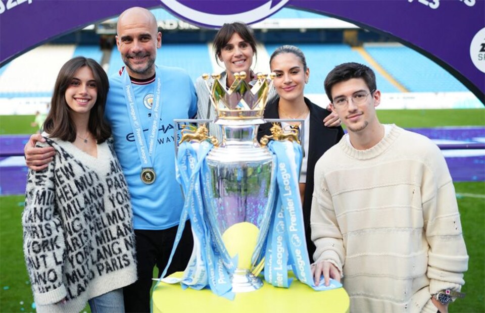 Pep Guardiola celebra con su mujer, sus hijos y su padre el título del City