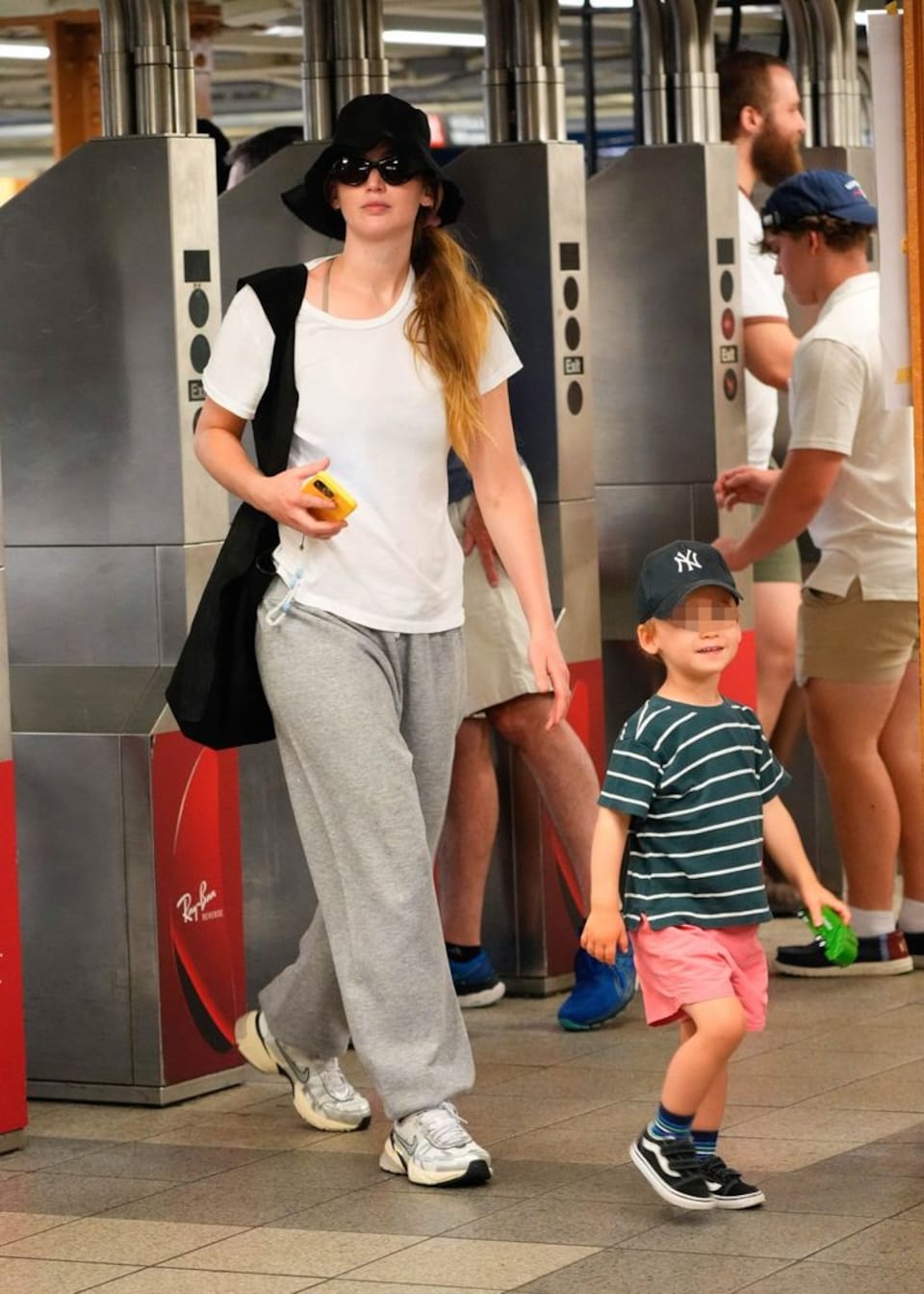Jennifer Lawrence, una superestrella que viaja en metro ¡con su hijo!