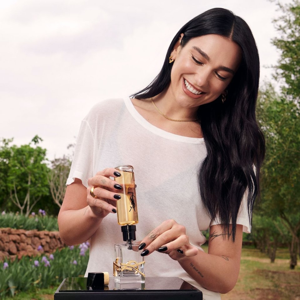 El perfume floral, sexy y recargable favorito de Dua Lipa