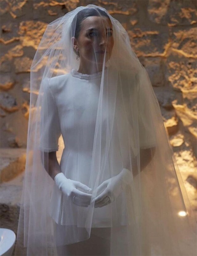 Novias virales con velo sencillo: el look que nunca falla