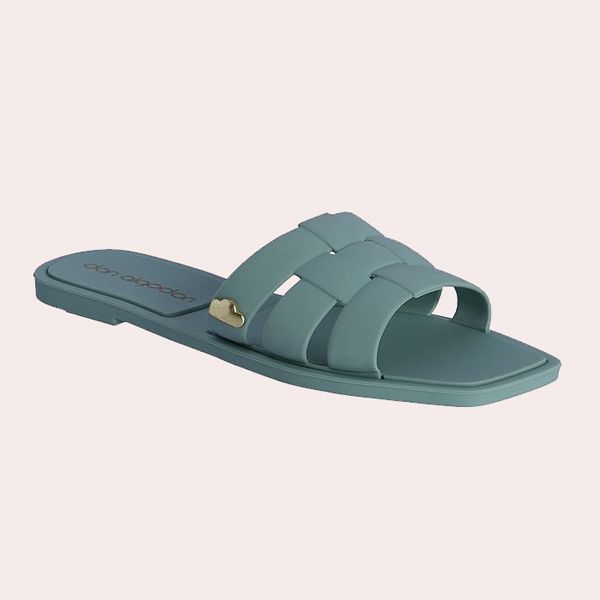 Las chanclas de playa de mujer más bonitas y cómodas del verano 2024