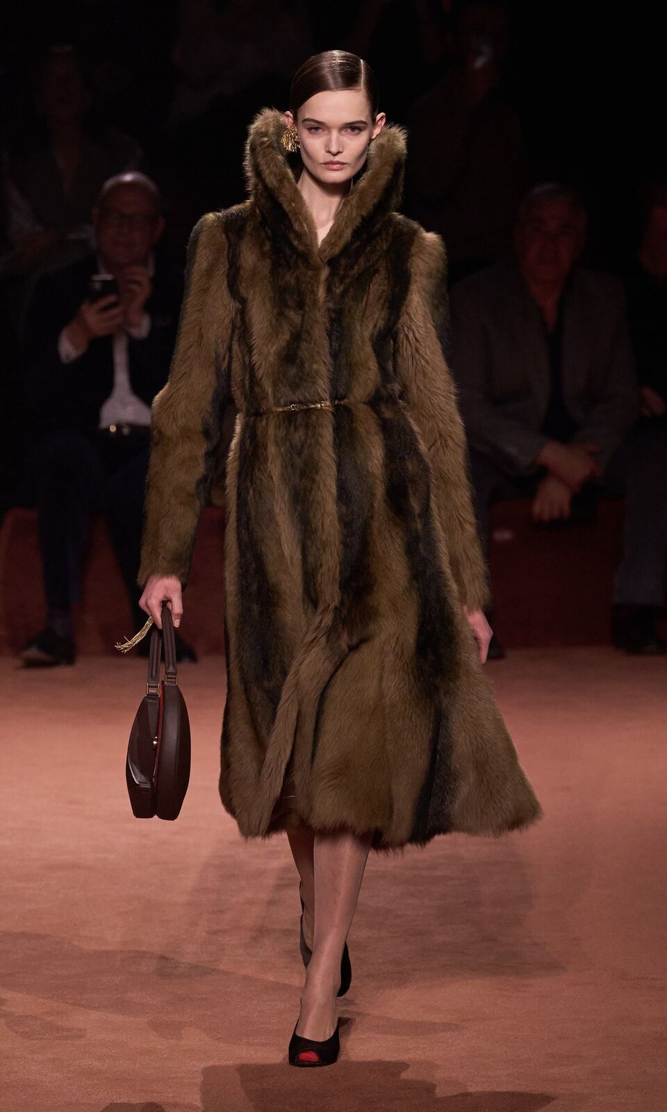 La icónica musa de los 60 Penelope Tree desfila en Milán junto a ...