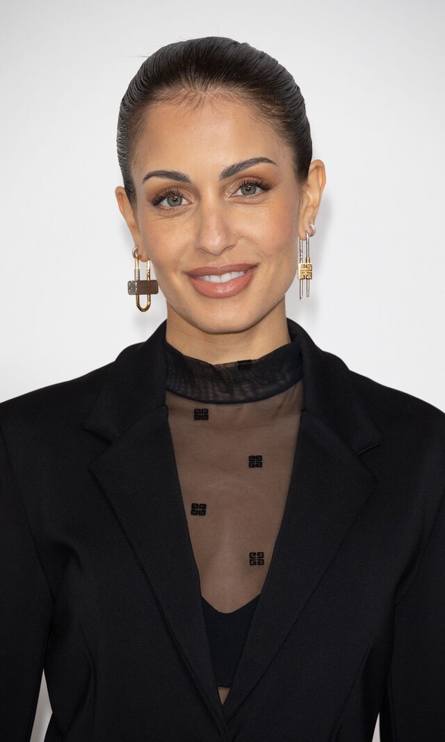 El truco de Hiba Abouk con el que todos los moños y coletas de efecto 'lifting' favorecen más