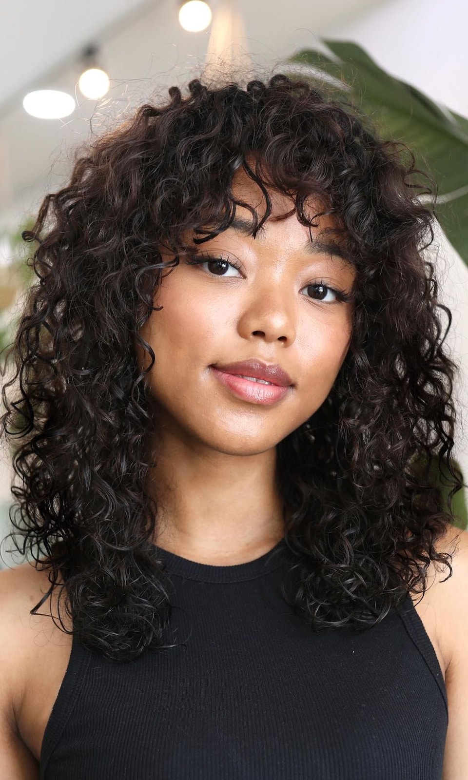 10 cortes de pelo rizado a capas que los peluqueros adoran