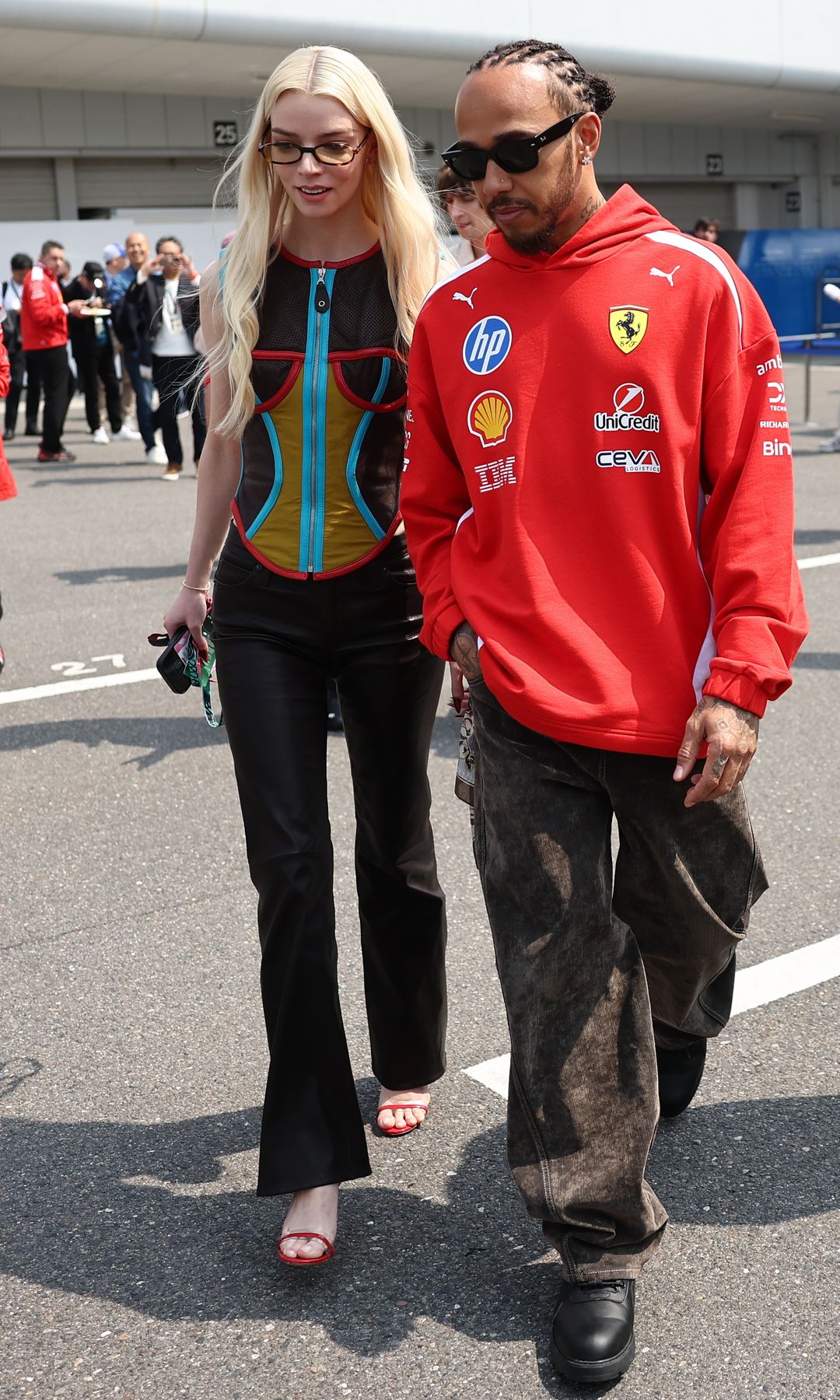 Anya Taylor-Joy y Lewis Hamilton comparten un momento lleno de estilo ...
