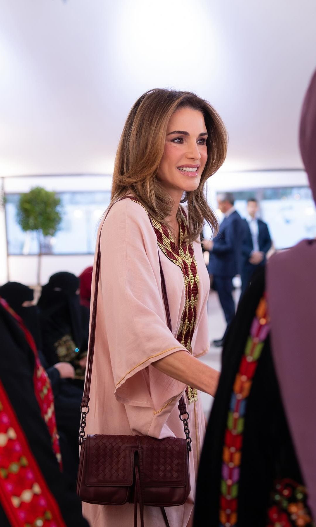Rajwa de Jordania estrena un icónico bolso de más de 5.000 euros que ...