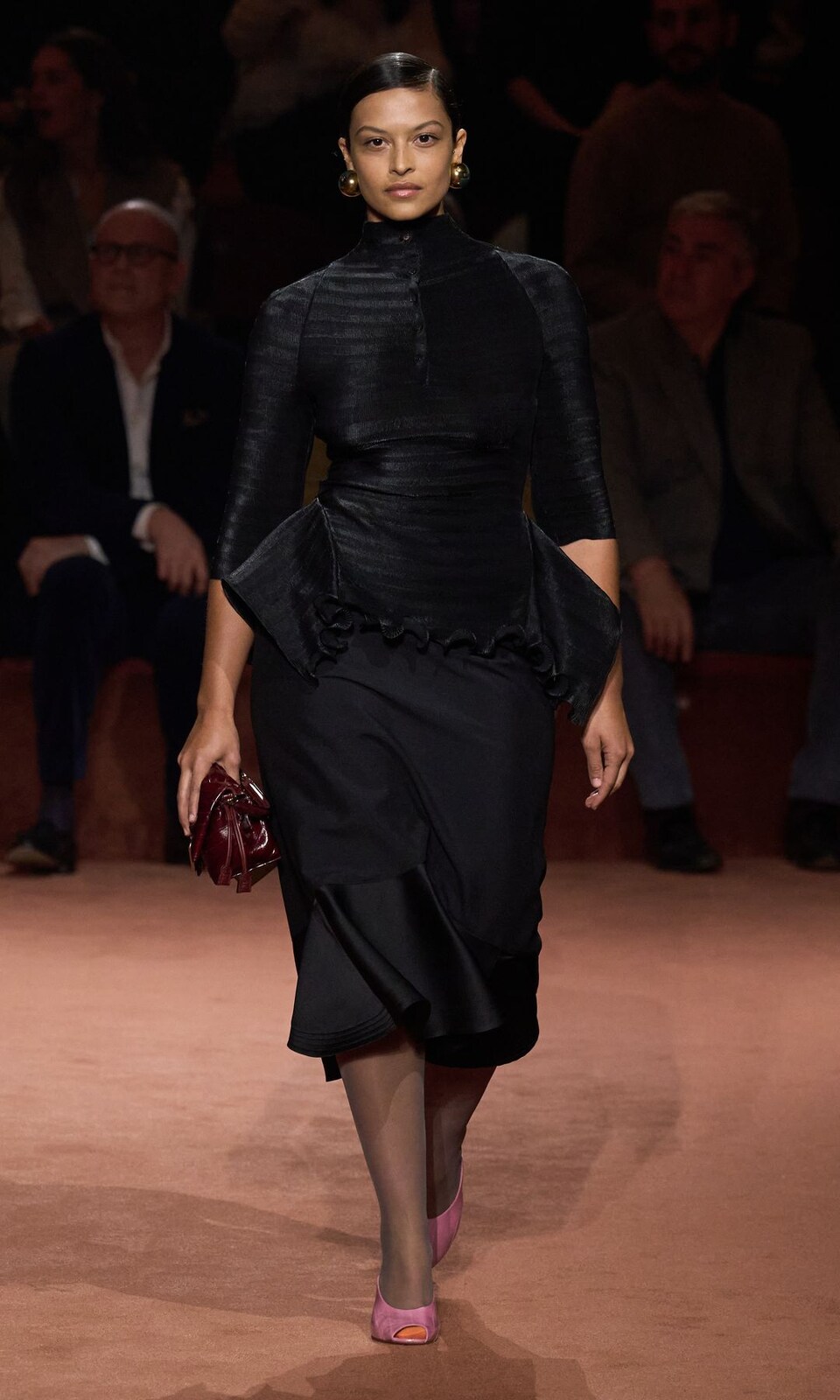 La icónica musa de los 60 Penelope Tree desfila en Milán junto a ...