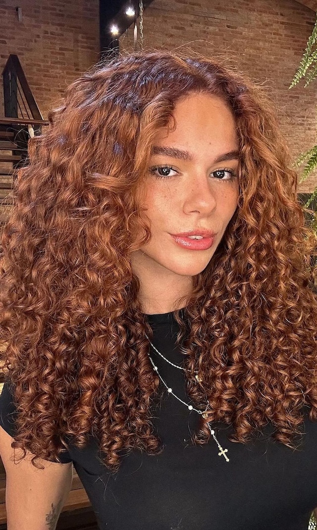 10 cortes de pelo rizado a capas que los peluqueros adoran
