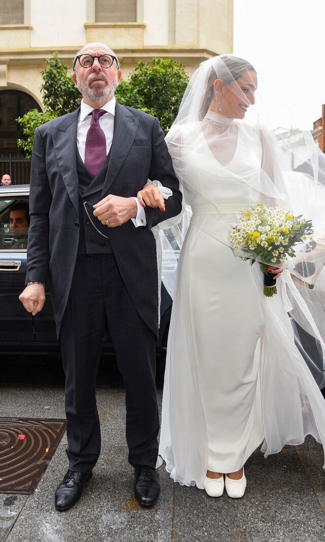El look nupcial de Alejandra Moreno para su boda en Sevilla: vestido vaporoso, bailarinas y ramo ...