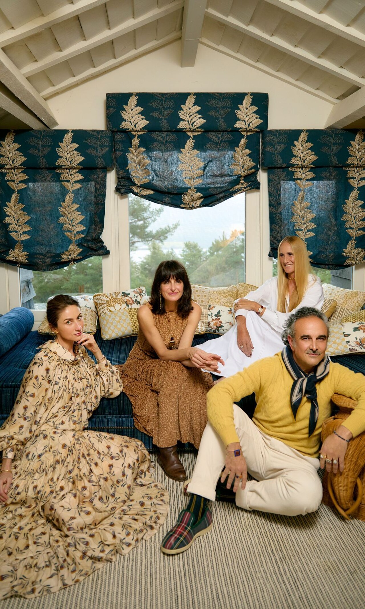 Lorenzo Castillo en su refugio campestre con María Fitz-James, Cristina Lozano y Sonia Folache