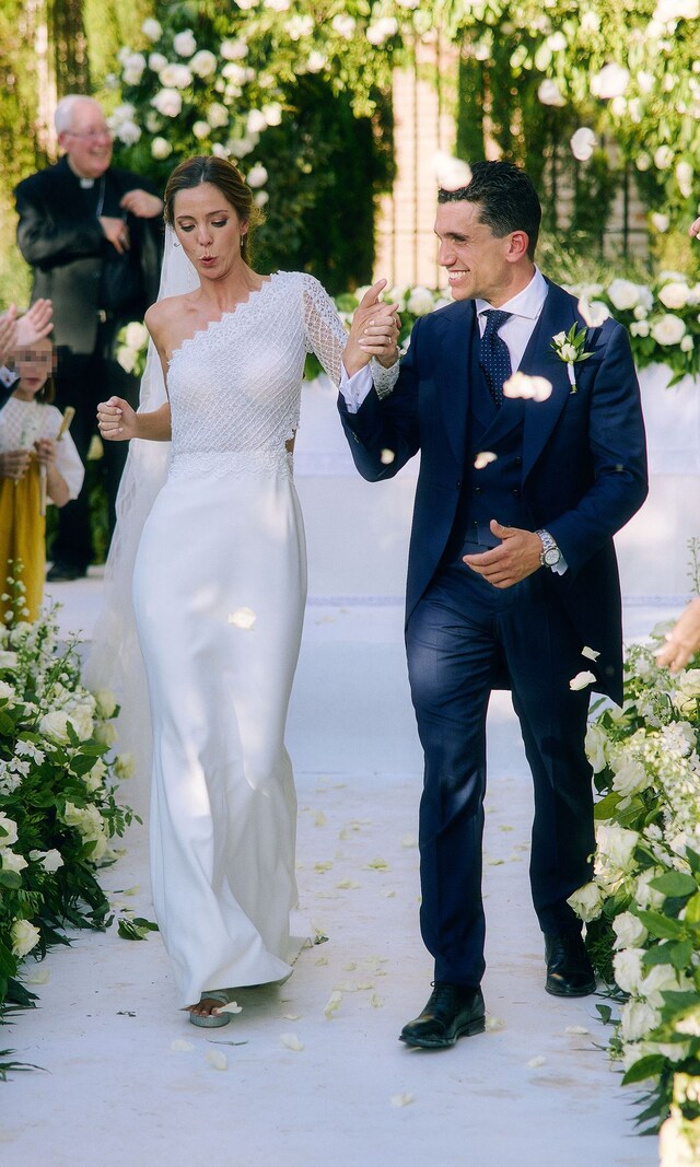 La boda de cine de Jaime Lorente y Marta Goenaga: las fotos no vistas y todos los detalles