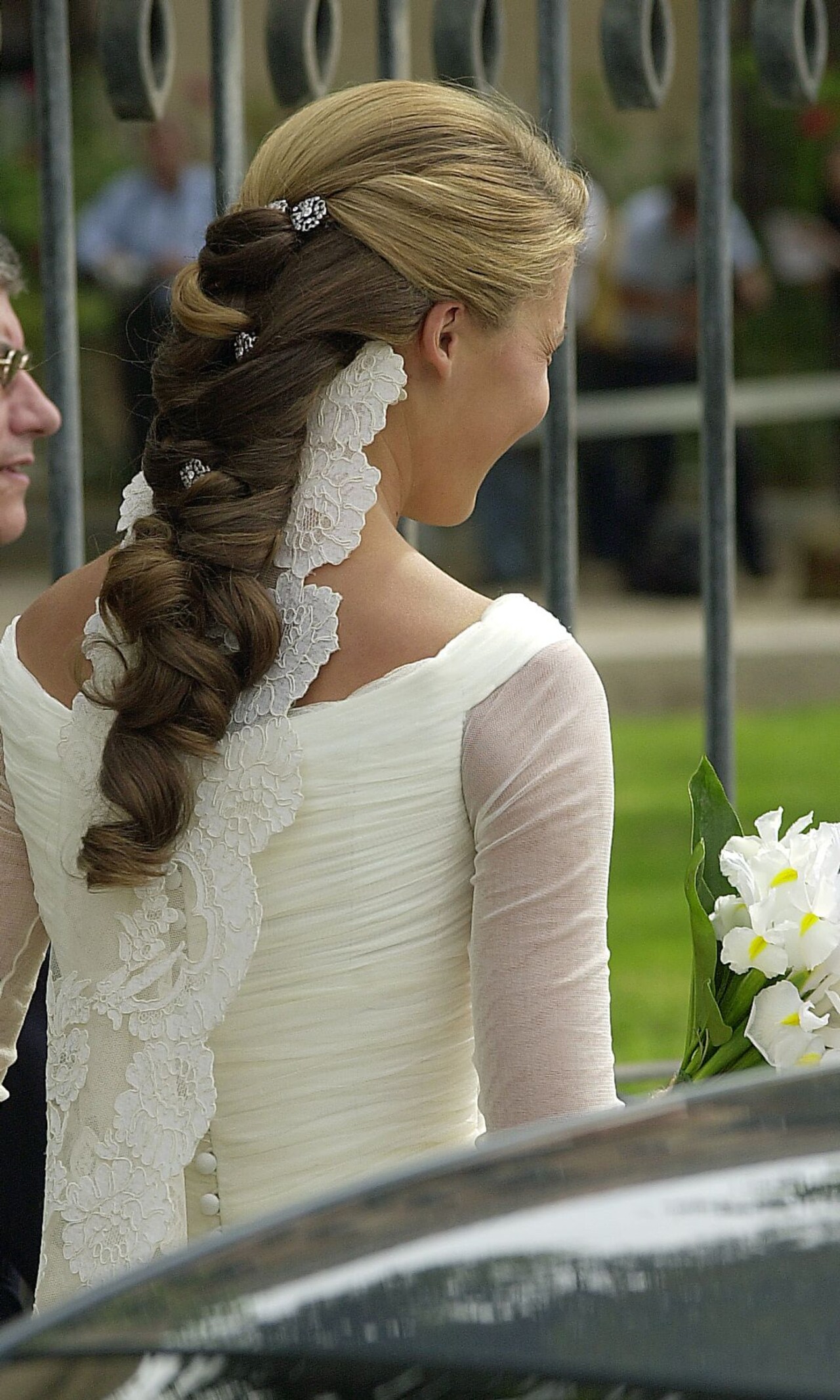 Abrimos el joyero real de la boda de Victoria López-Quesada: del origen de la flor de lis de la ...