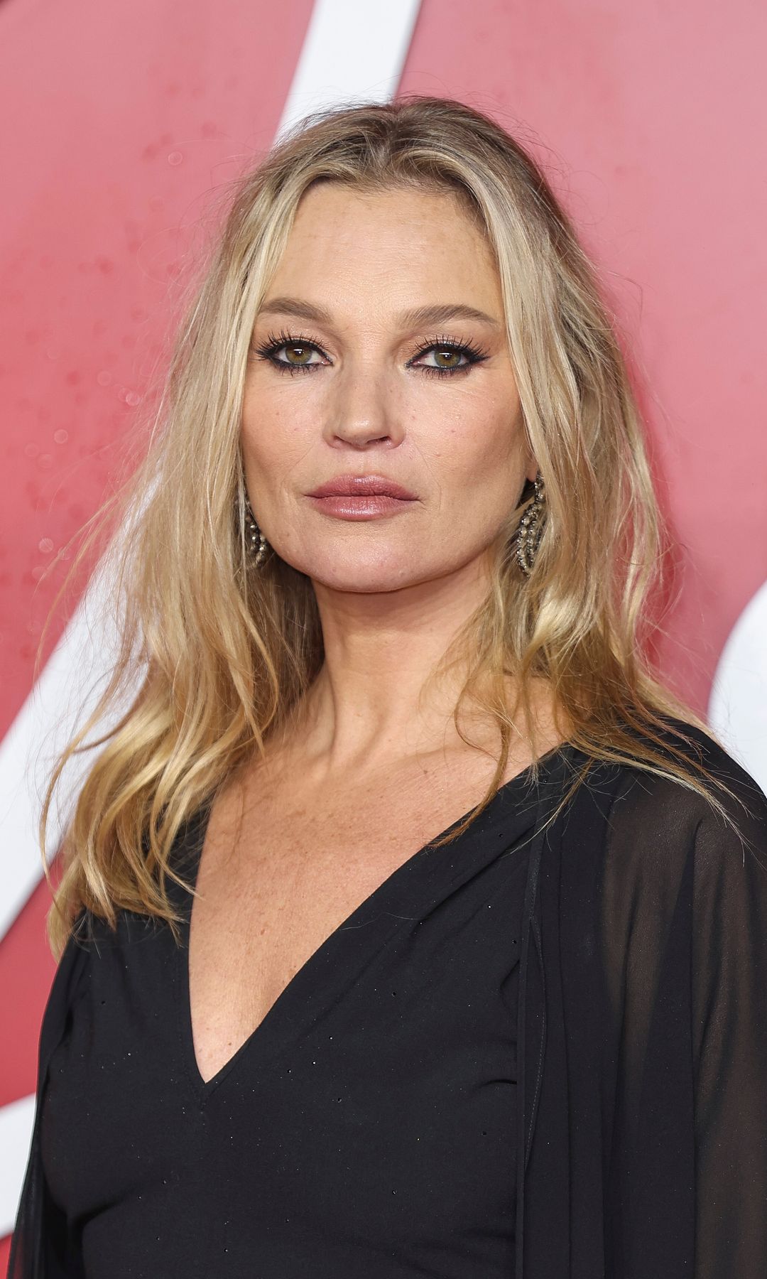 La conexión entre Kate Moss y Ellie Bamber, la actriz que interpreta a ...