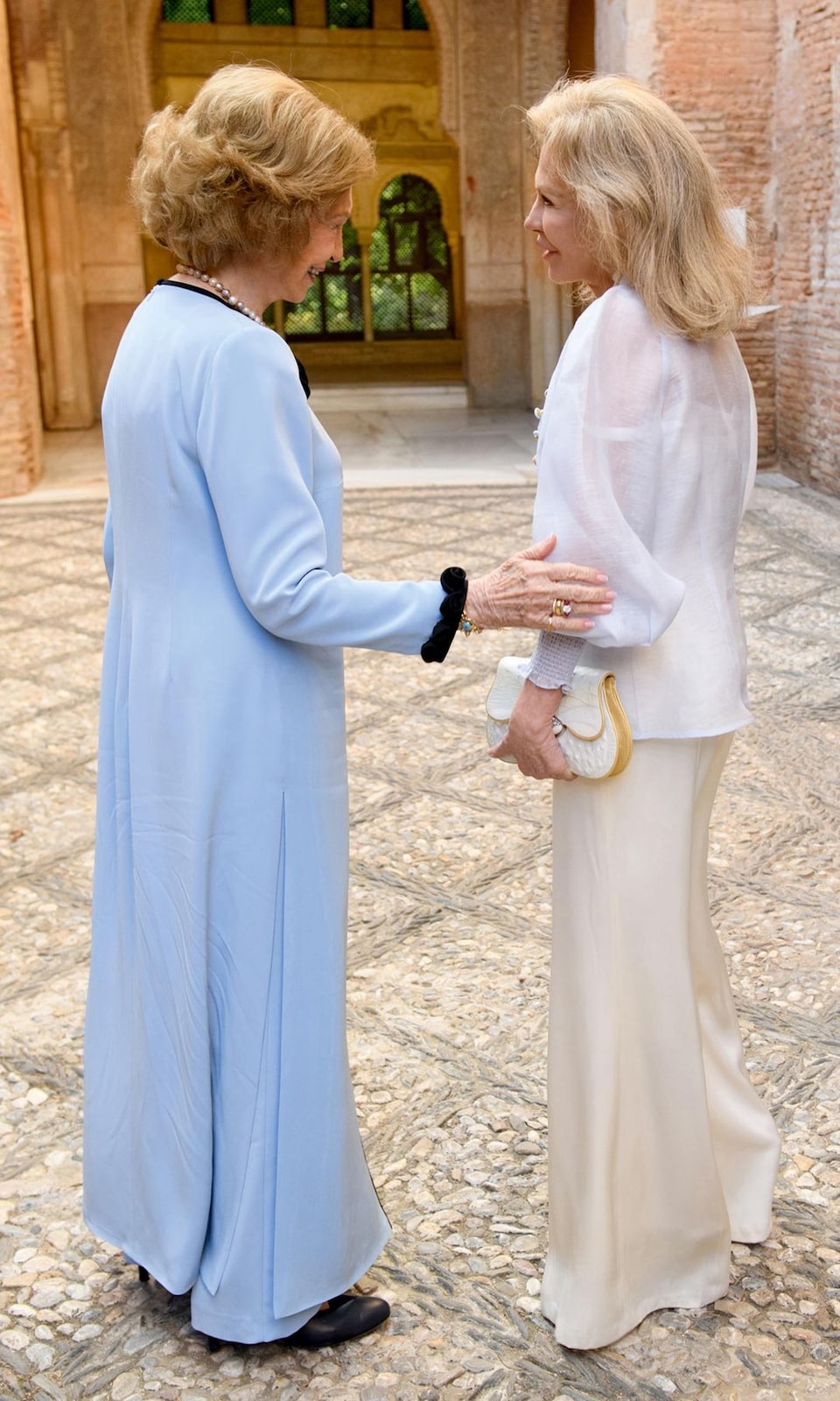 Doña Sofía, Alicia y Esther Koplowitz: cariñoso reencuentro en Granada