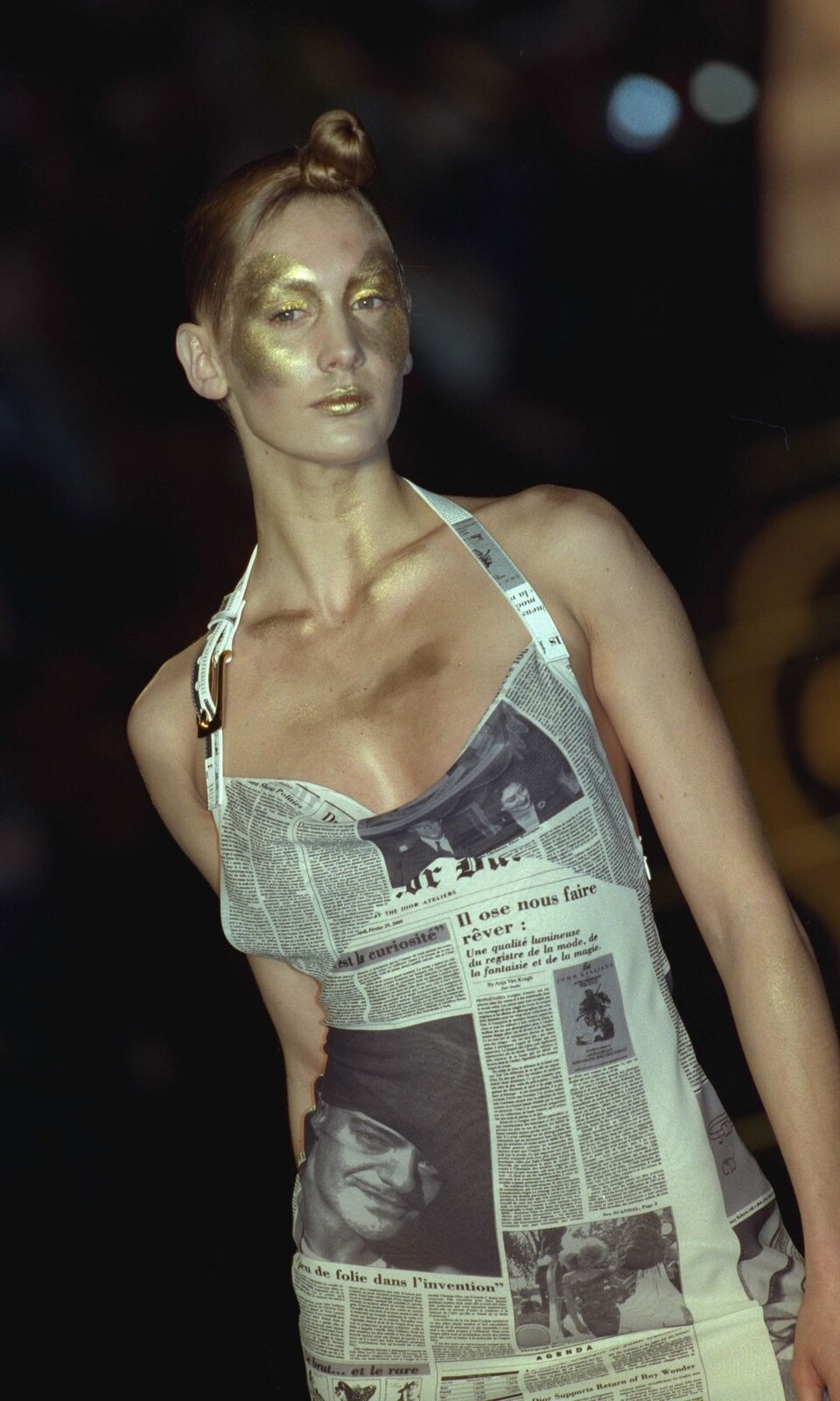 Jenna Ortega se pone el vestido de periódico de Carrie Bradshaw: un diseño icónico que cumple 25 ...