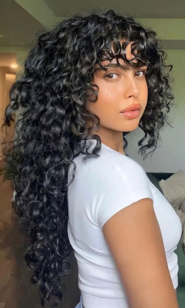 10 cortes de pelo rizado a capas que los peluqueros adoran