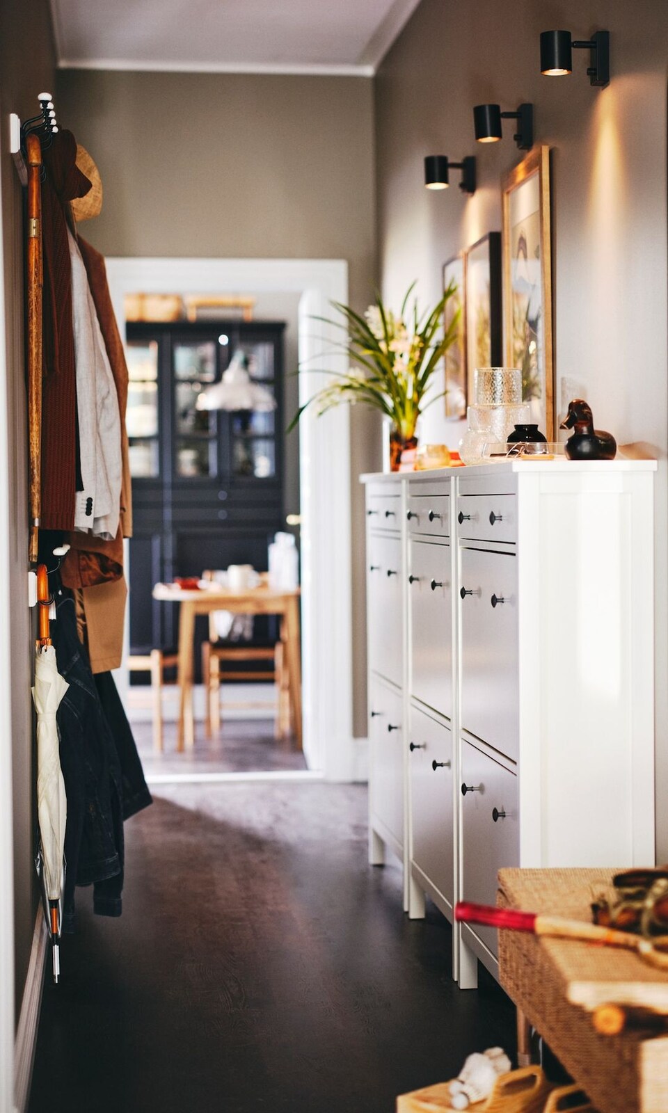 10 ideas para un pasillo estrecho que dan mucho juego decorativo y lo hacen crecer... ¡a lo ancho!