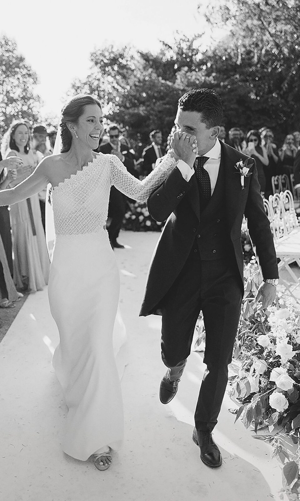 La boda de cine de Jaime Lorente y Marta Goenaga: las fotos no vistas y todos los detalles