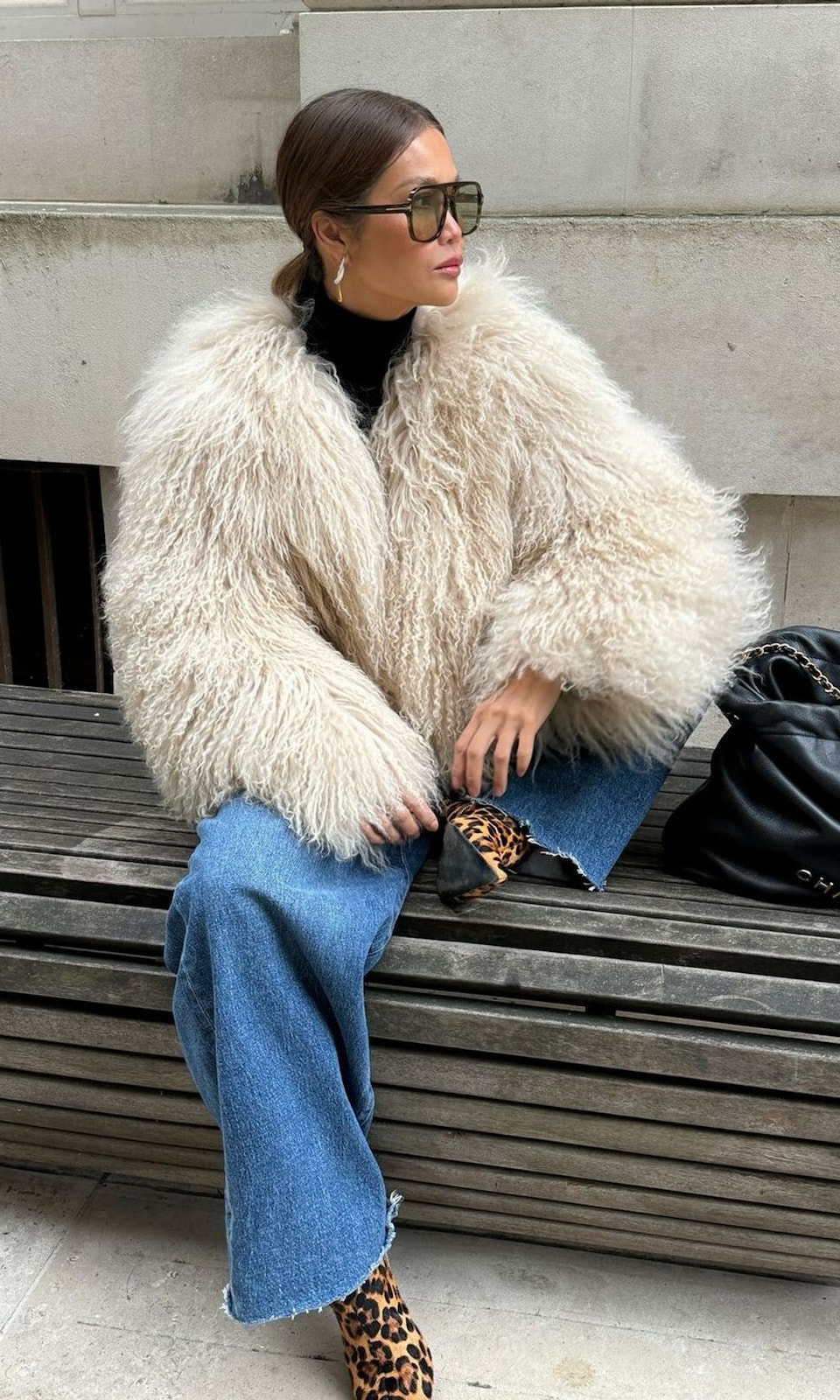 12 abrigos de pelo que transforman tus looks básicos en los días más fríos