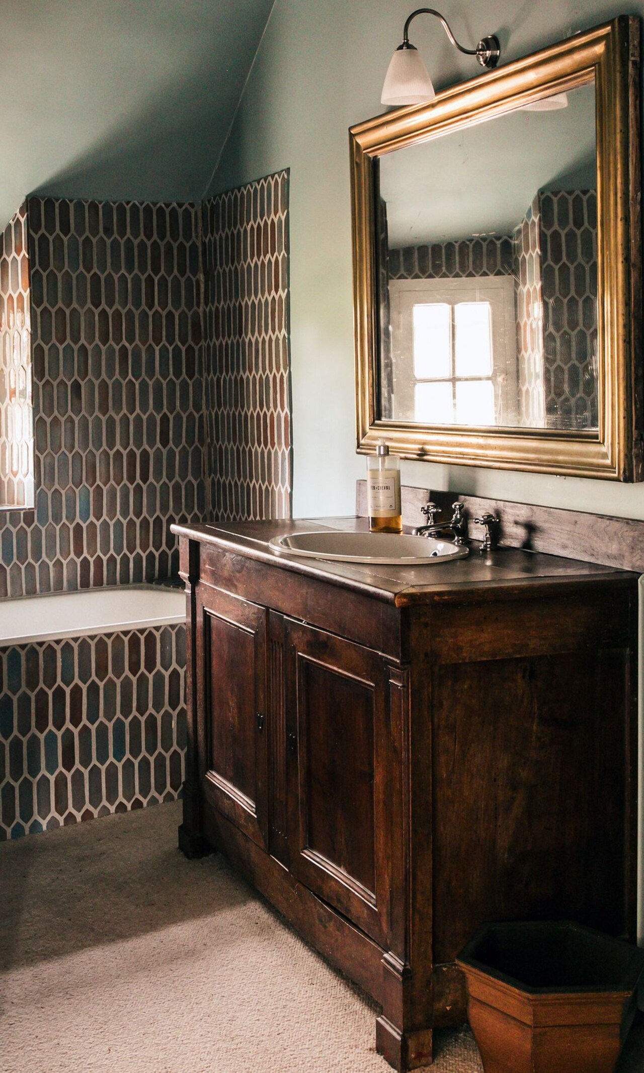 Entramos en la fabulosa casa de campo de los interioristas Charles y ...