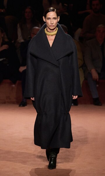 La icónica musa de los 60 Penelope Tree desfila en Milán junto a ...