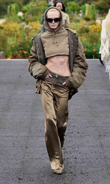 Lo que debes saber de Alex Consani, la modelo que ha hecho historia en ...