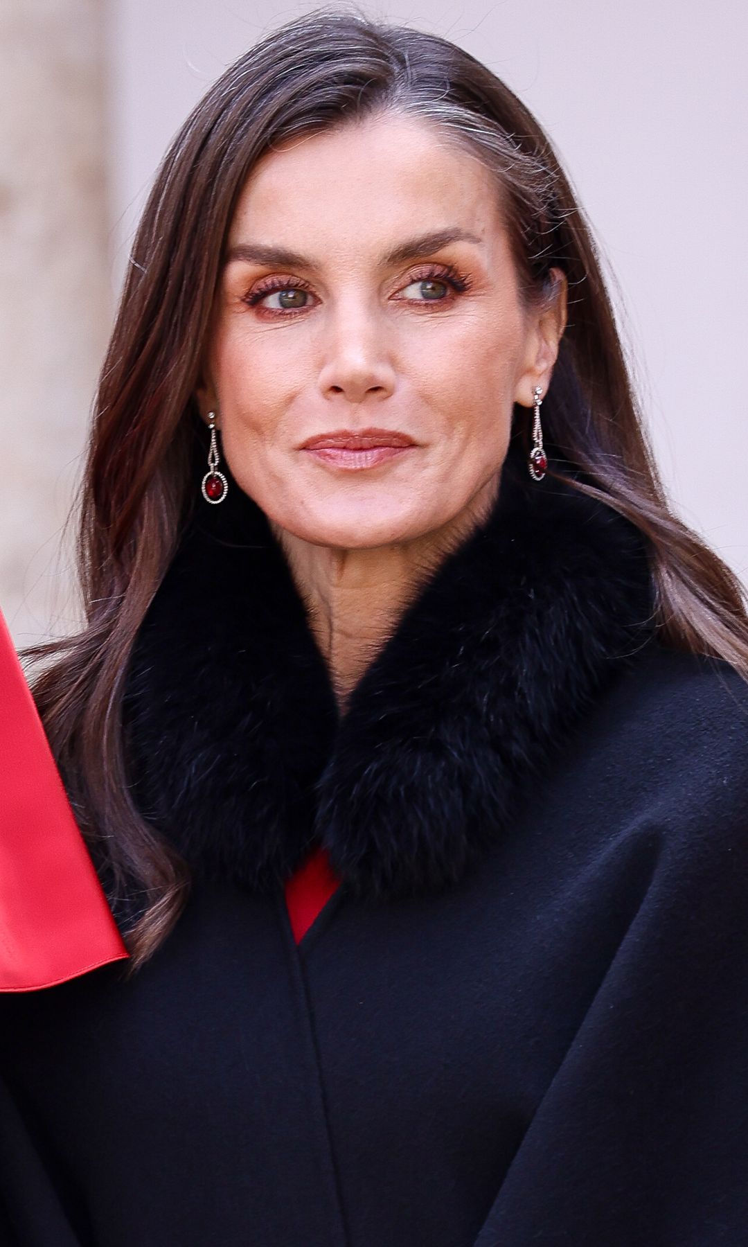 La reina Letizia estrena un vestido español de color cereza, ideal para ...