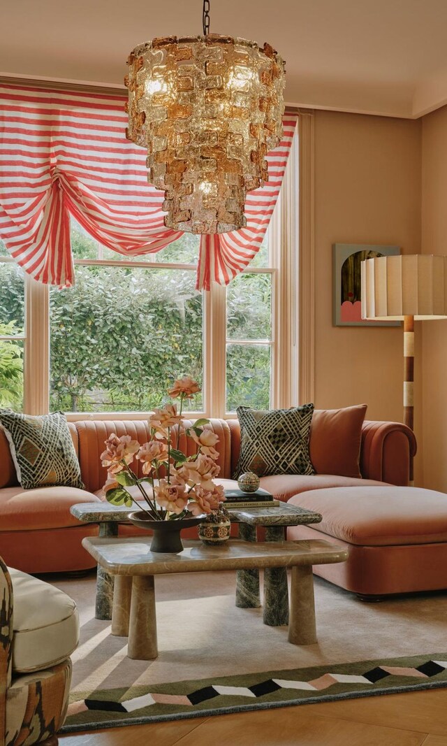 La mejor forma de colocar tu sofá para ganar amplitud y comodidad en el salón