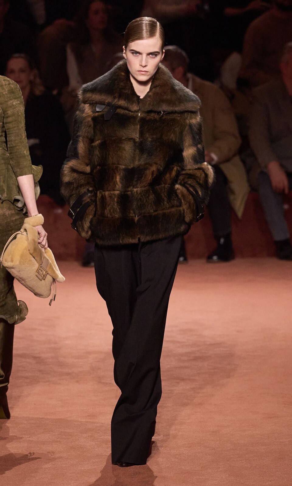 La icónica musa de los 60 Penelope Tree desfila en Milán junto a ...