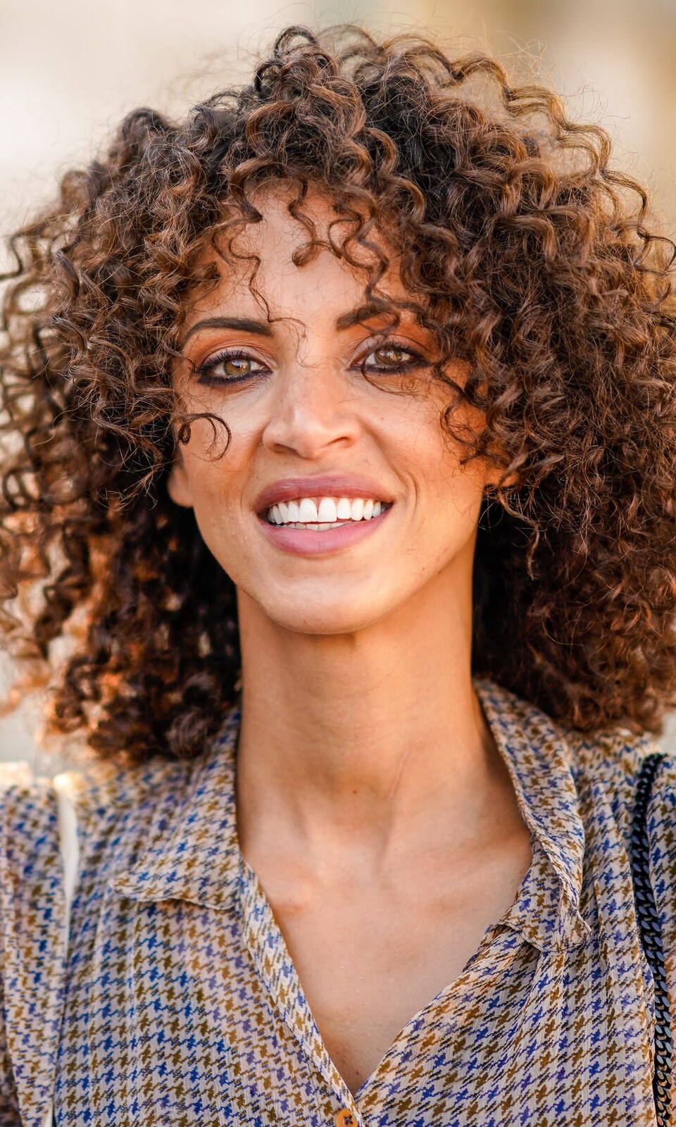 10 cortes de pelo rizado a capas que los peluqueros adoran