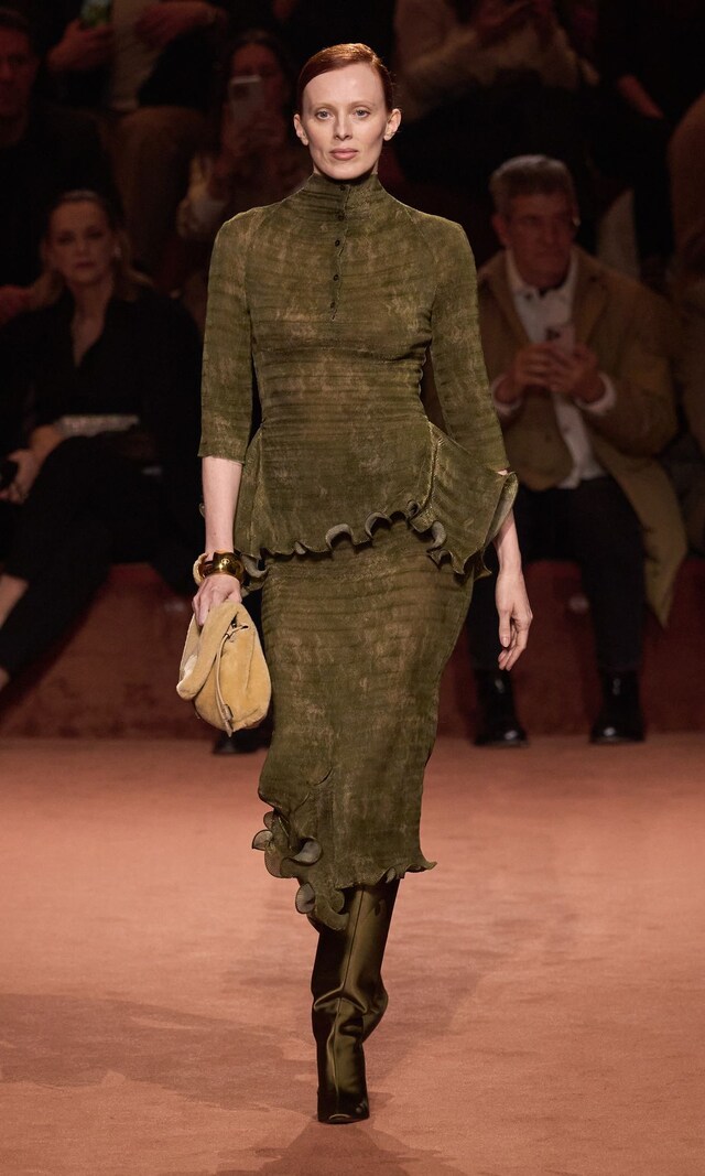 La icónica musa de los 60 Penelope Tree desfila en Milán junto a ...