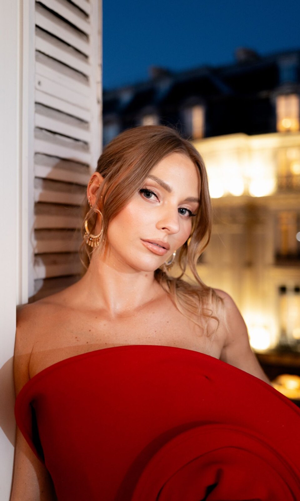 Con una nueva ilusión, Irina Baeva deslumbra en París | ¡HOLA!