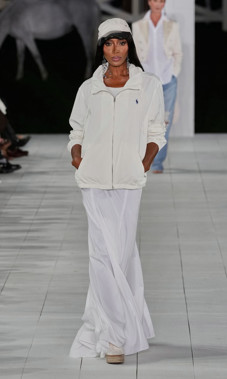 Naomi Campbell sorprende en el desfile de Ralph Lauren SS25 | ¡HOLA!