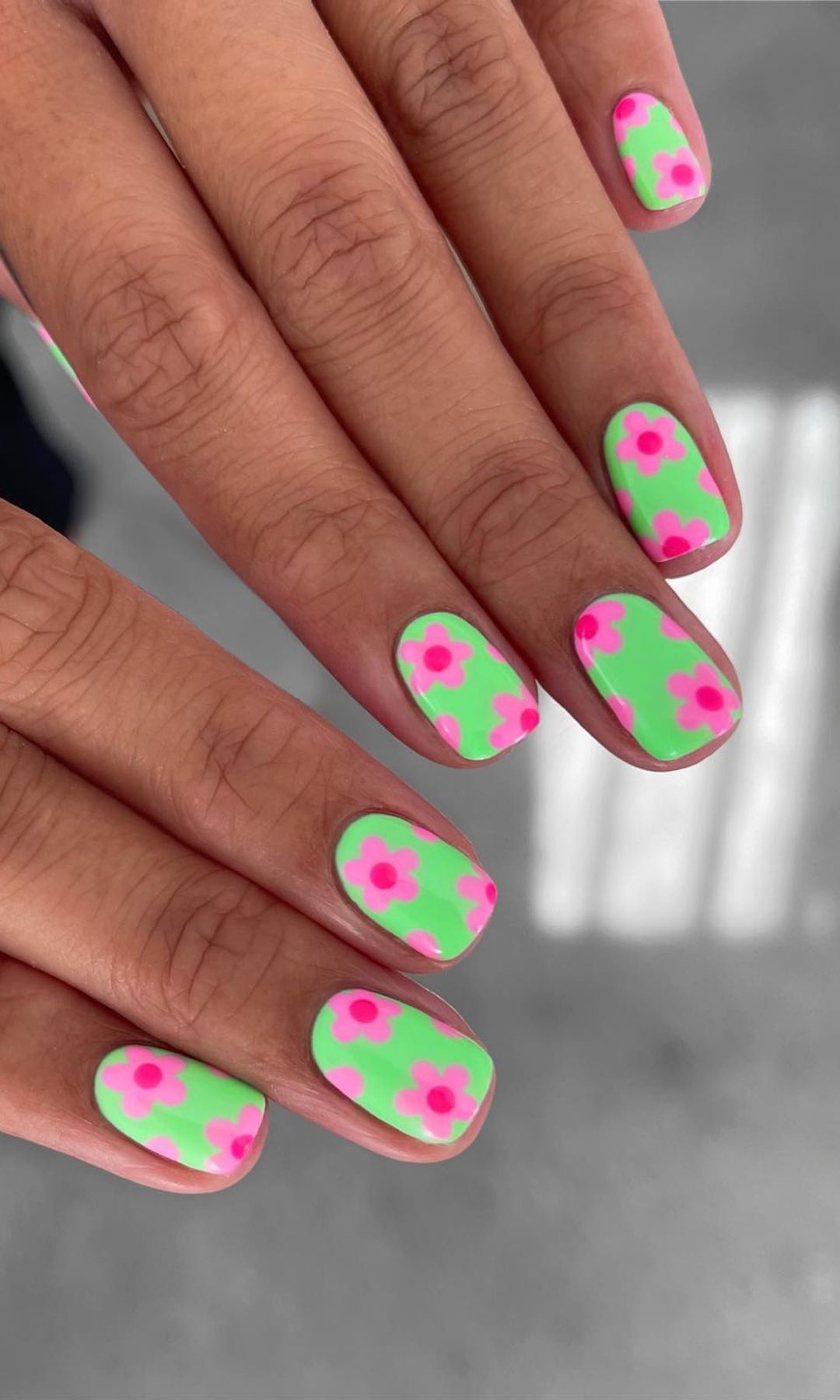 Las uñas neón regresan este verano 2025: del verde lima a las ...
