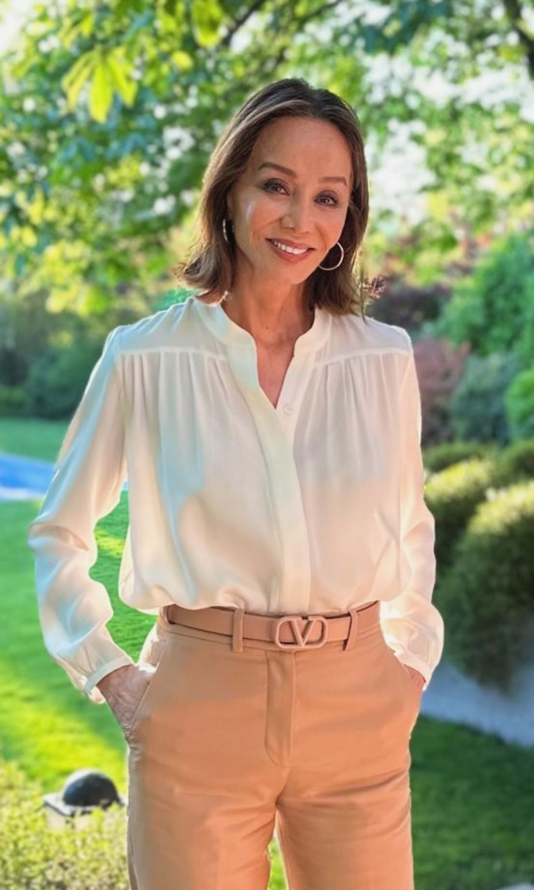 5 looks que explican por qué Isabel Preysler nunca perderá la corona de ...