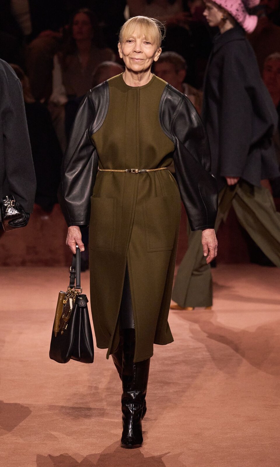 La icónica musa de los 60 Penelope Tree desfila en Milán junto a ...