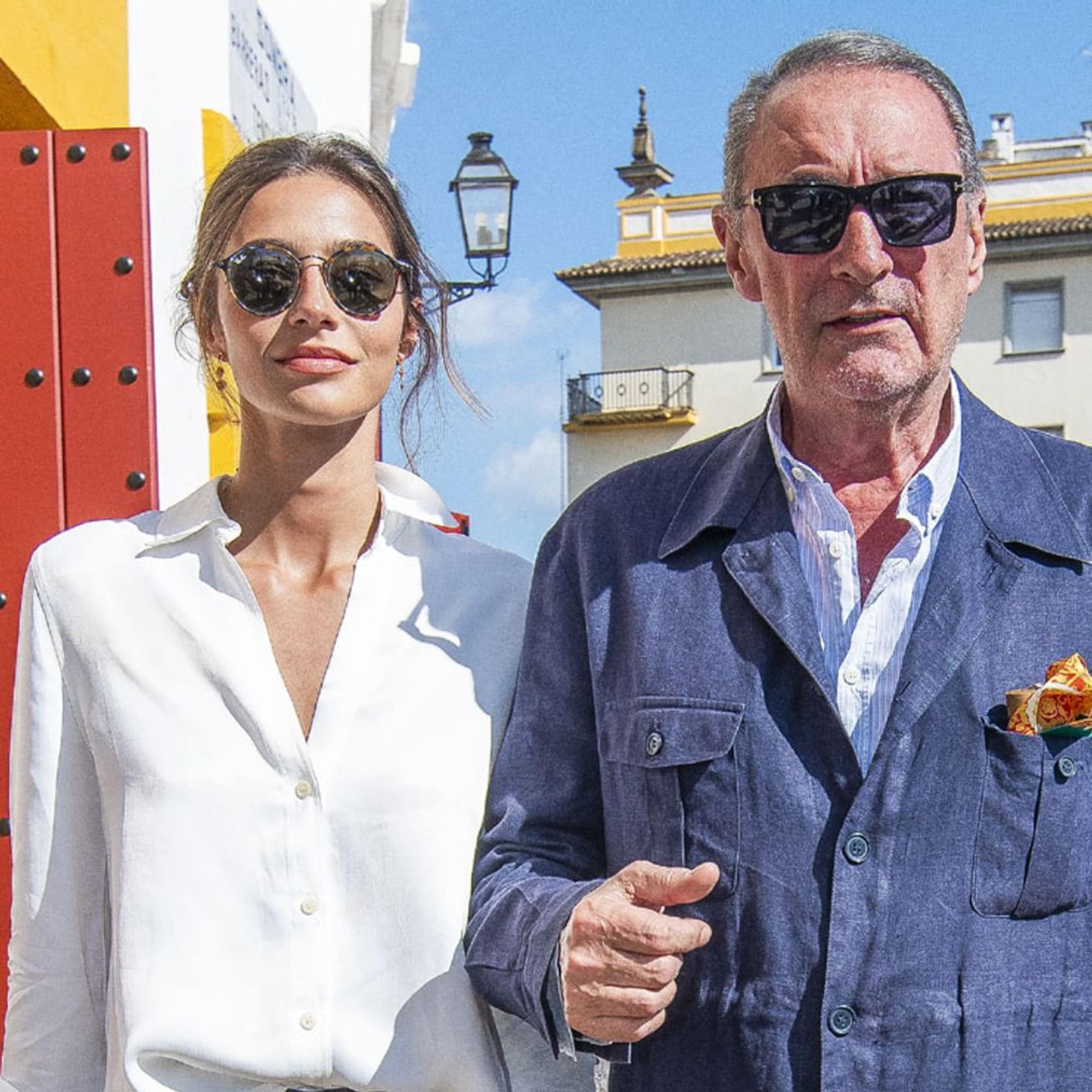 El look más básico de Rocío Crusset en Sevilla: camisa blanca, vaqueros ...