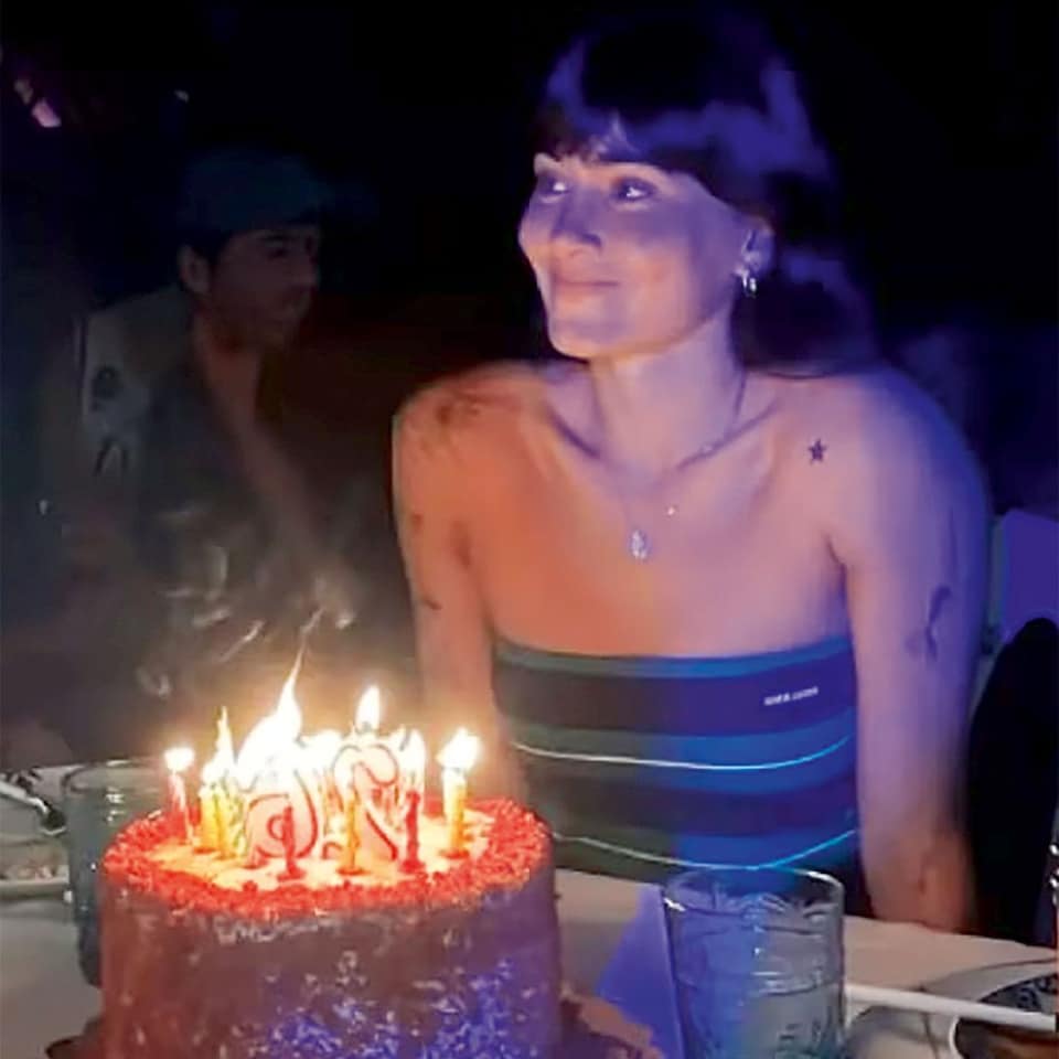 Aitana y Plex: el beso y las fotos que confirman su relación