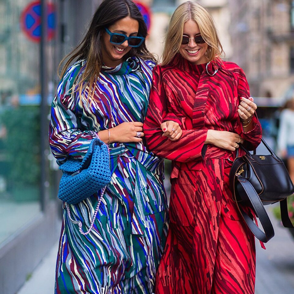 Cómo combinar complementos en color rojo y azul